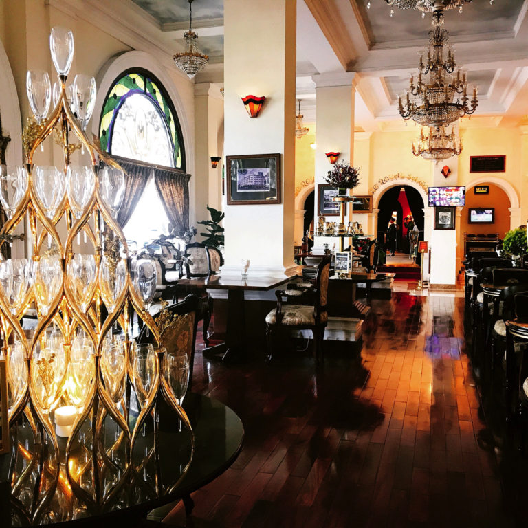 【Ho Chi Minh】100年の歴史を持つホテル・神々しいデコレーションのロビーカフェでサイゴン川を眺めながら！ ~ Catinat ...