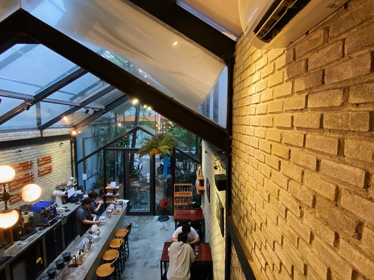 【Da Nang】ダナンのヘムは綺麗だけれどもDeep Inside！屋根裏間が楽しいガチカフェ ~ Brewman Coffee ...