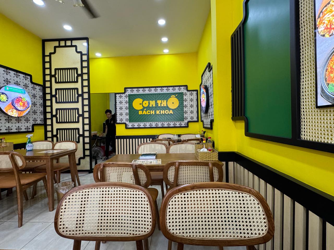 【Ho Chi Minh】チェーン店だが、日本じゃなかなか食べられない肉盛りサクサクのチャーハンのどんぶり飯！ ~ Com Tho Bach ...