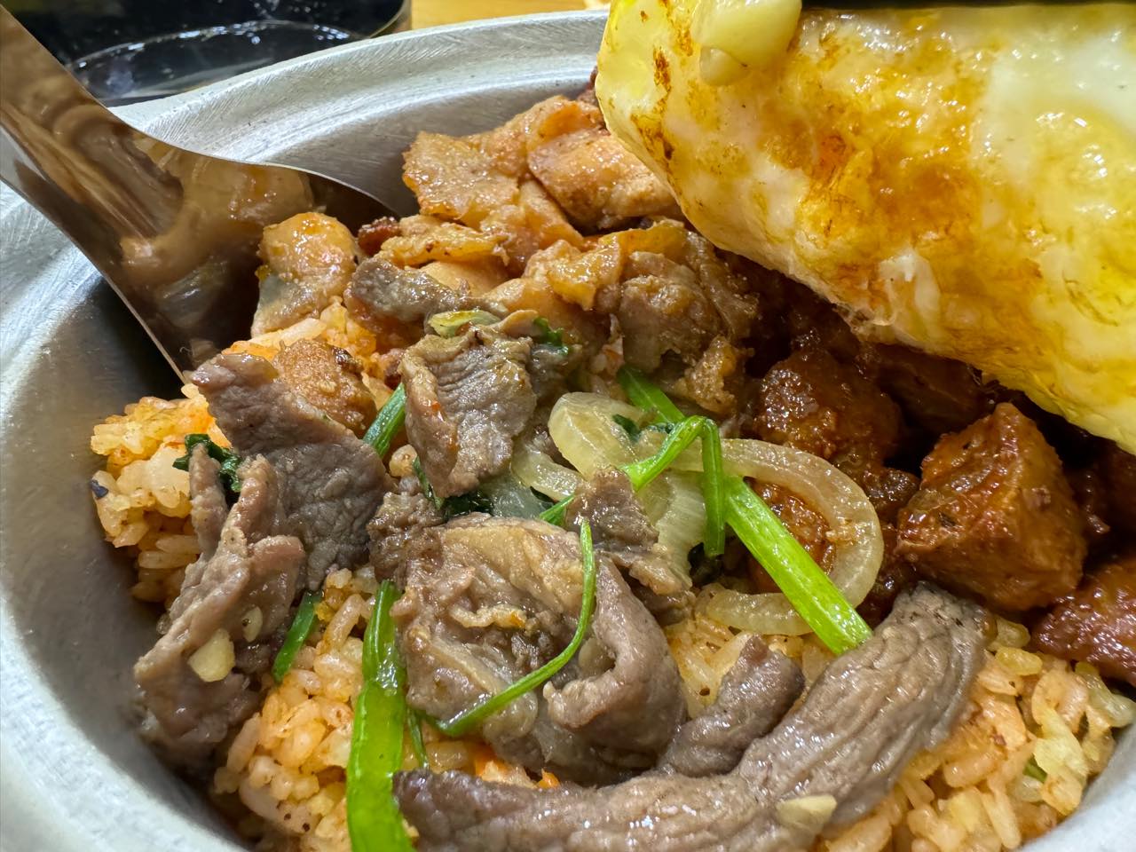 【Ho Chi Minh】チェーン店だが、日本じゃなかなか食べられない肉盛りサクサクのチャーハンのどんぶり飯！ ~ Com Tho Bach ...