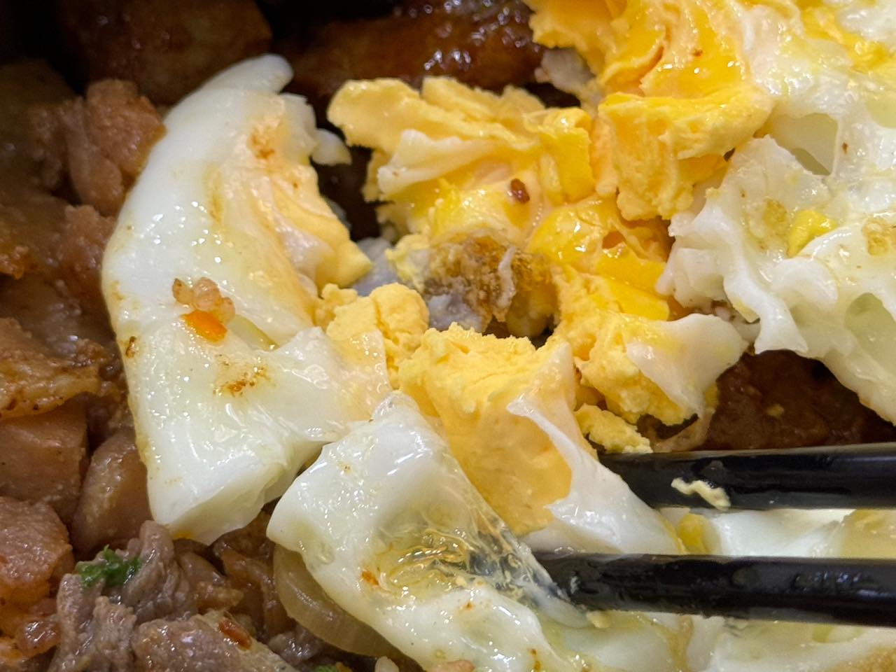 【Ho Chi Minh】チェーン店だが、日本じゃなかなか食べられない肉盛りサクサクのチャーハンのどんぶり飯！ ~ Com Tho Bach ...