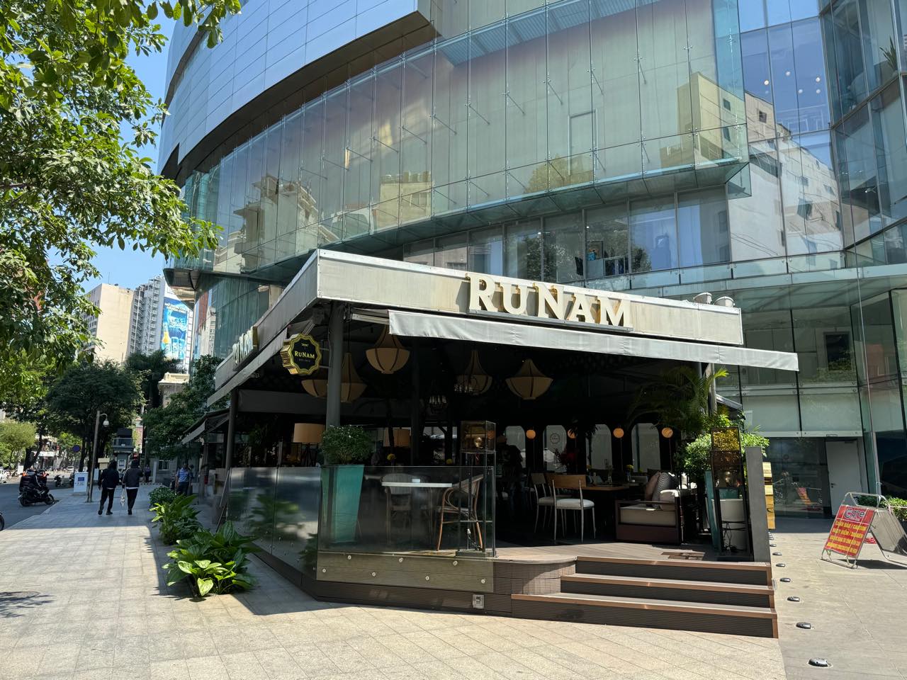 【Ho Chi Minh】市内きっての高級カフェにて衝撃のトリュフコーヒー？！ ~ Runam – Bitexco Tower | フード ...