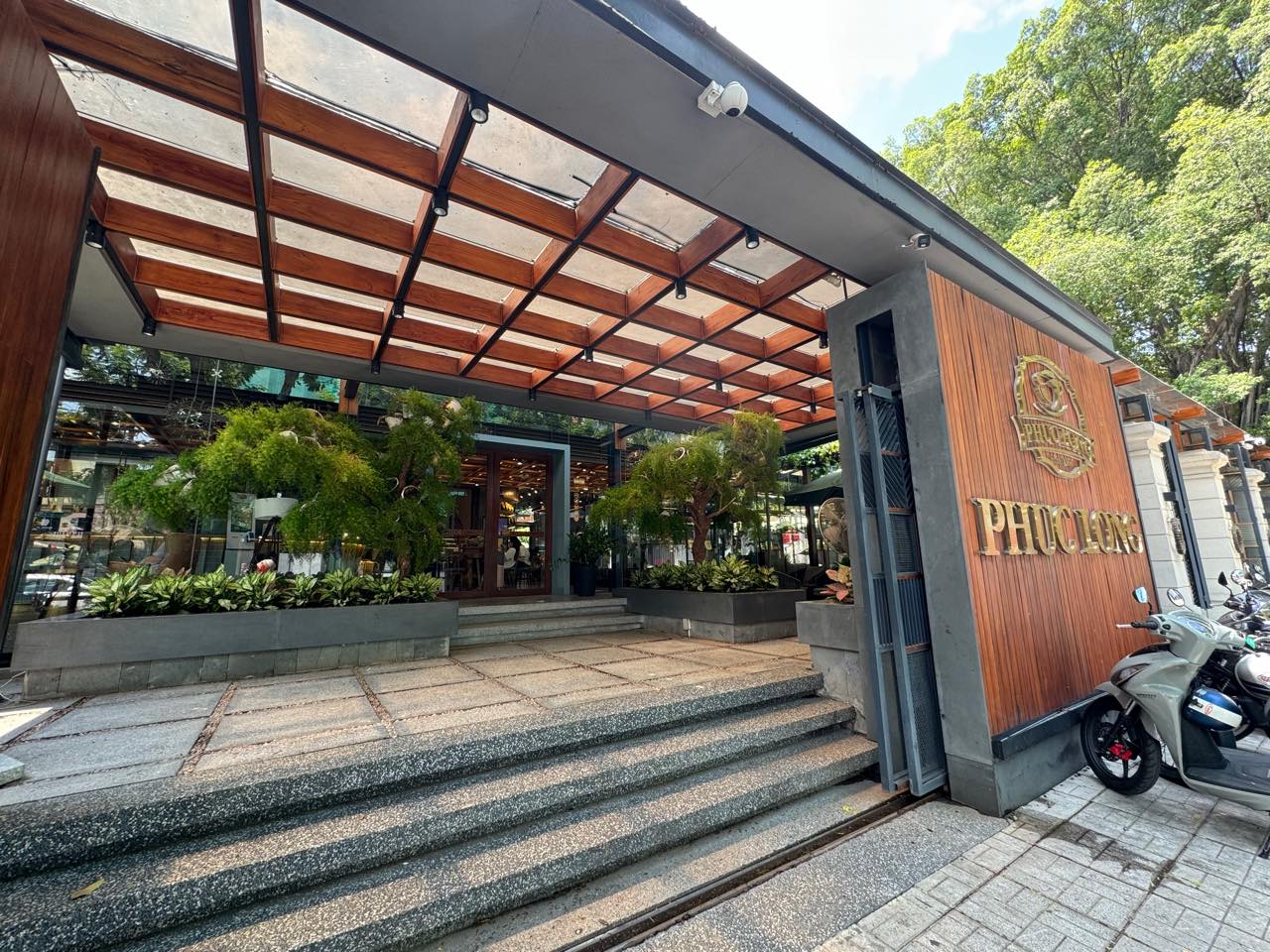 【Ho Chi Minh】プレエミアムは伊達じゃない！ここは観光スポットと捉えて良いのでは？ ~ Phuc Long Premium ...