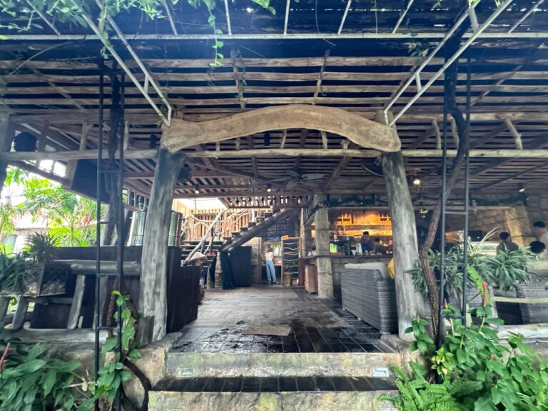 【Phu Quoc 西側】ローカルカフェかと思いきやエアコン完備の古城のようなデザインのカフェ！ ~ AnBa Cafe | フードアナリスト ...