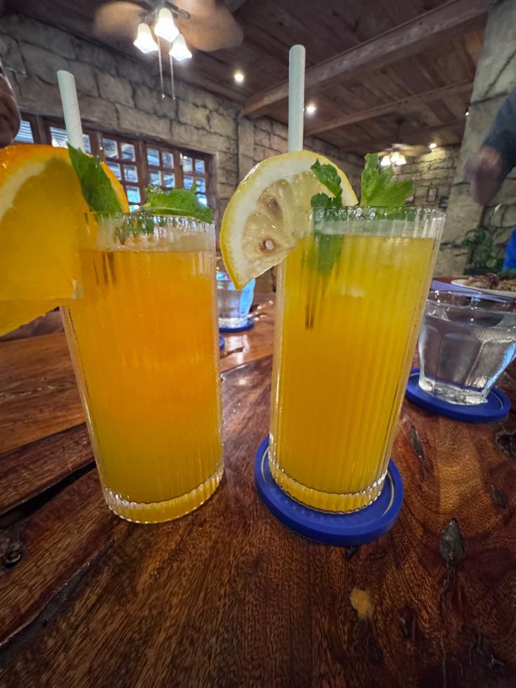 【Phu Quoc 西側】ローカルカフェかと思いきやエアコン完備の古城のようなデザインのカフェ！ ~ AnBa Cafe | フードアナリスト ...