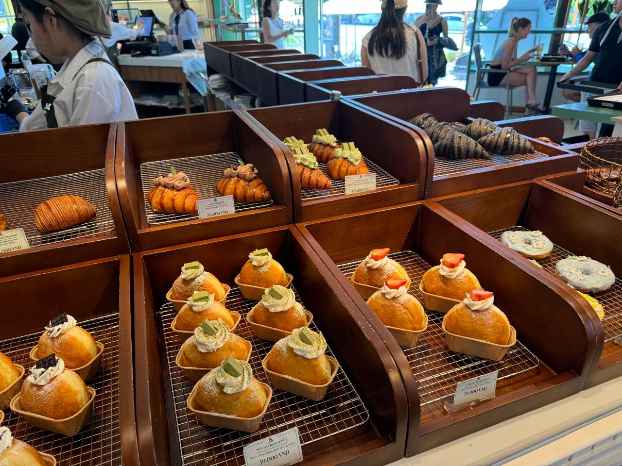 【Da Nang】ビーチ近くの角地にある目立つ大型映えパンカフェですが… ~ Bread & Butter Bakery | フードアナリスト ...