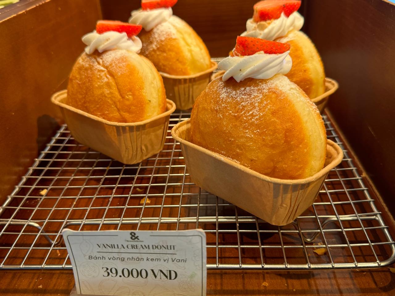 【Da Nang】ビーチ近くの角地にある目立つ大型映えパンカフェですが… ~ Bread & Butter Bakery | フードアナリスト ...