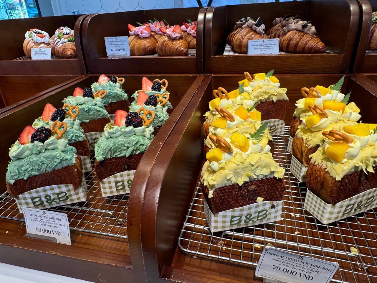 【Da Nang】ビーチ近くの角地にある目立つ大型映えパンカフェですが… ~ Bread & Butter Bakery | フードアナリスト ...