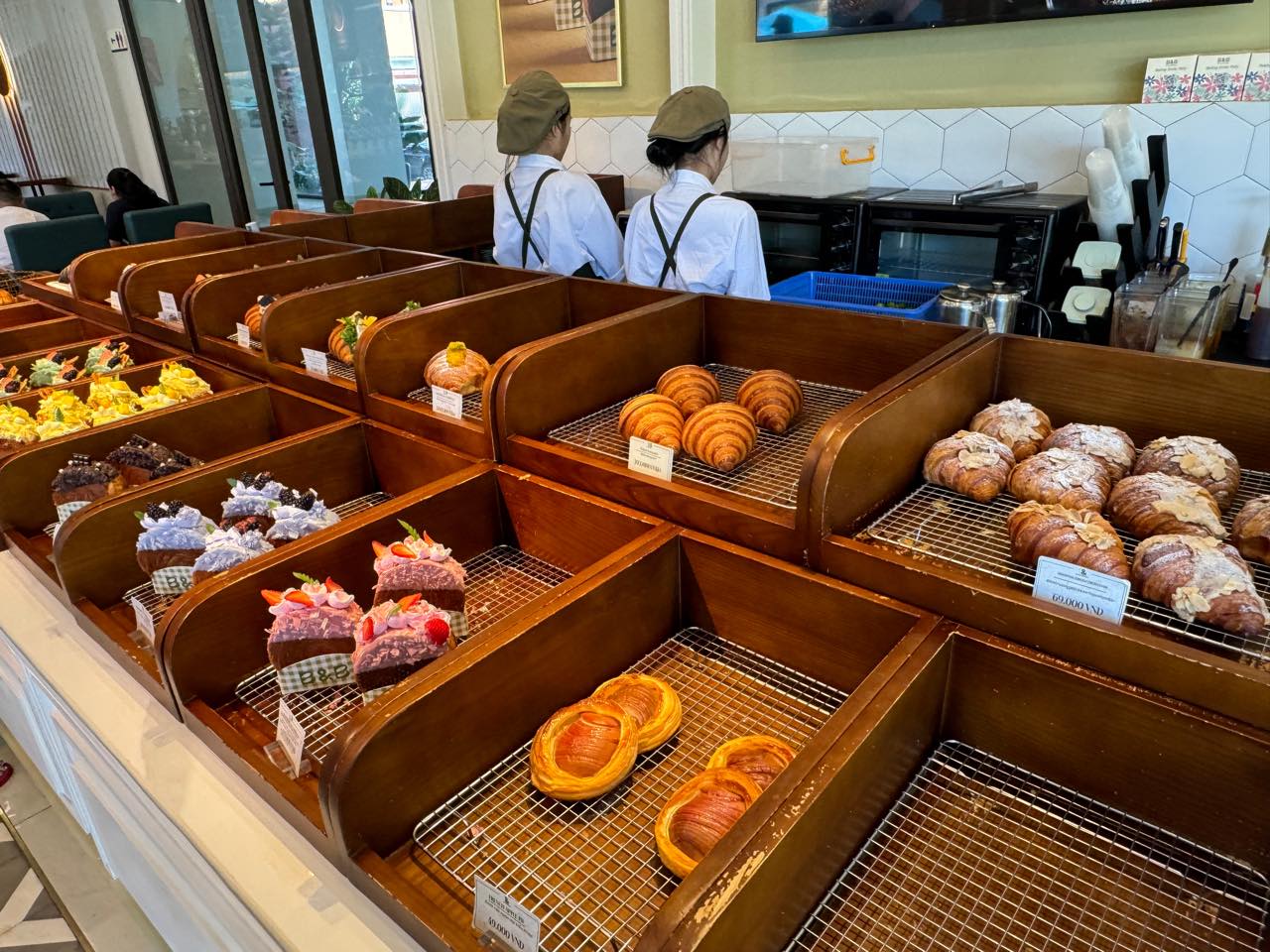 【Da Nang】ビーチ近くの角地にある目立つ大型映えパンカフェですが… ~ Bread & Butter Bakery | フードアナリスト ...