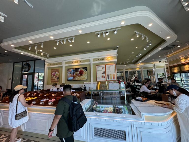【Da Nang】ビーチ近くの角地にある目立つ大型映えパンカフェですが… ~ Bread & Butter Bakery | フードアナリスト ...