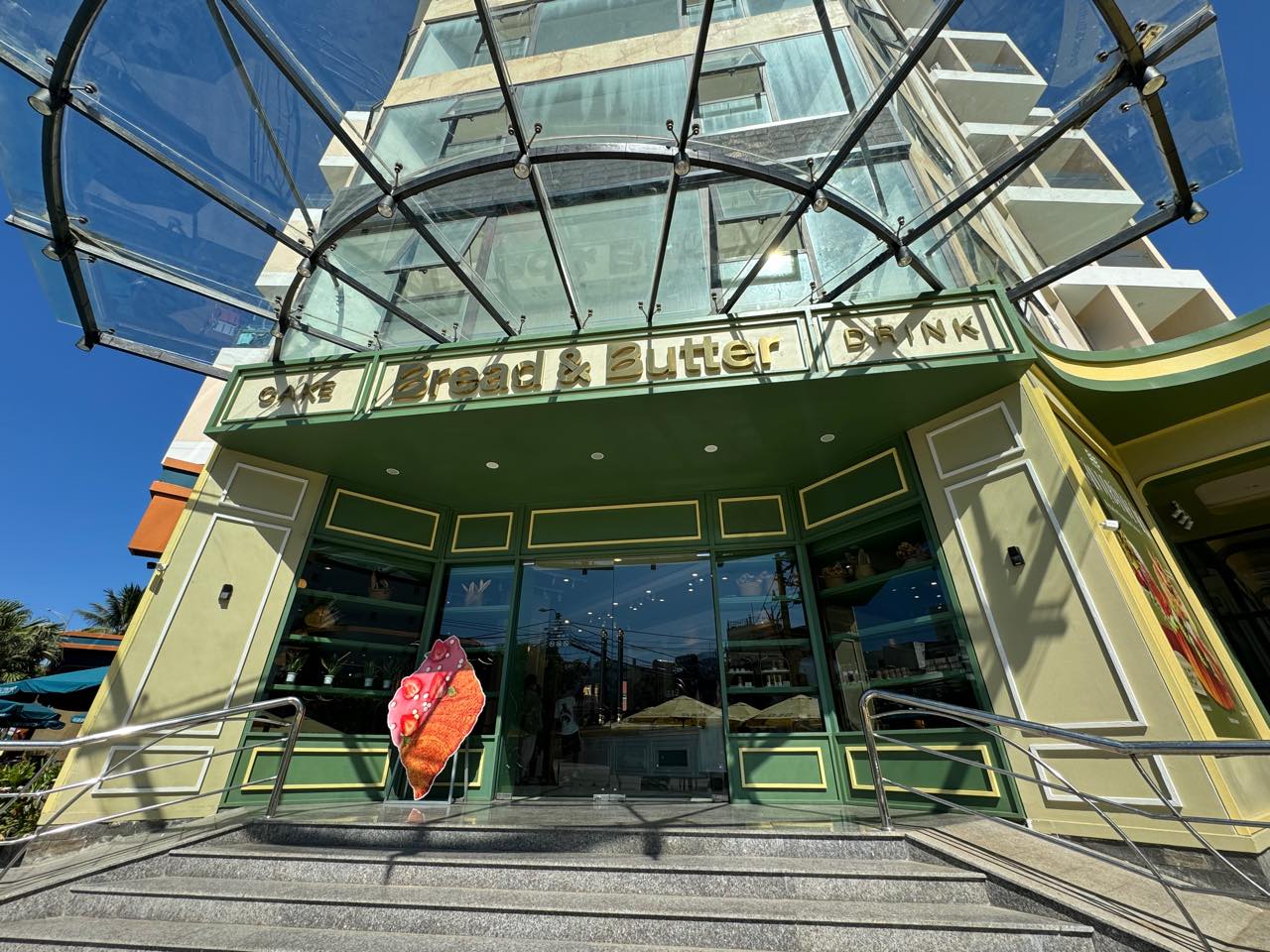 【Da Nang】ビーチ近くの角地にある目立つ大型映えパンカフェですが… ~ Bread & Butter Bakery | フードアナリスト ...