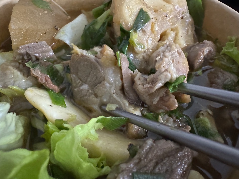 【Ho Chi Minh・Grab Food】もちもち Hu Tieu？しっかりスープのボリューム麺！ ~ Bun Ham Sa Thuc ...