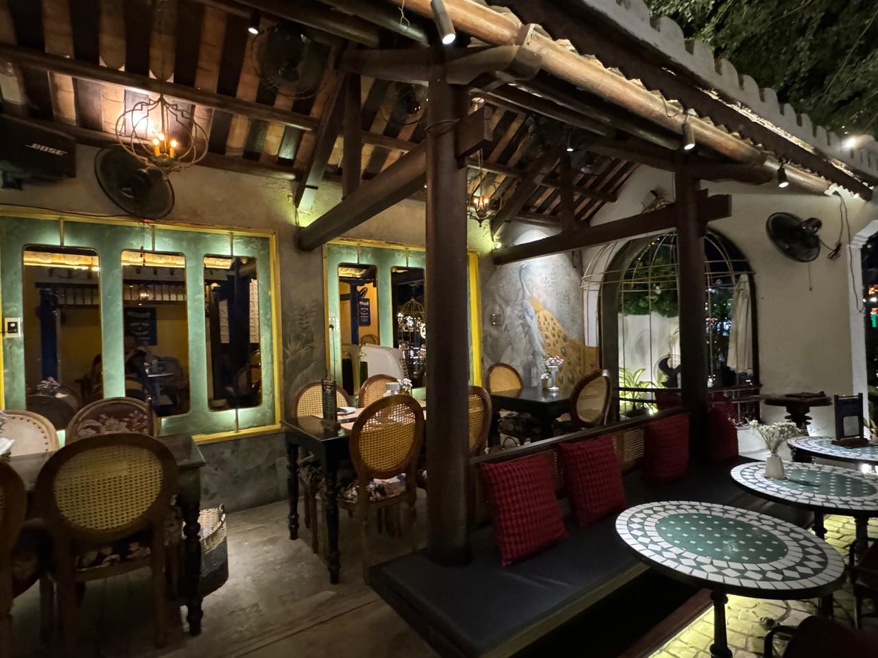 【Hoi An】旧市街の趣とバキバキのモダンさを融合させた映えカフェ！ ~ Poison Cafe – The Original Herbal ...