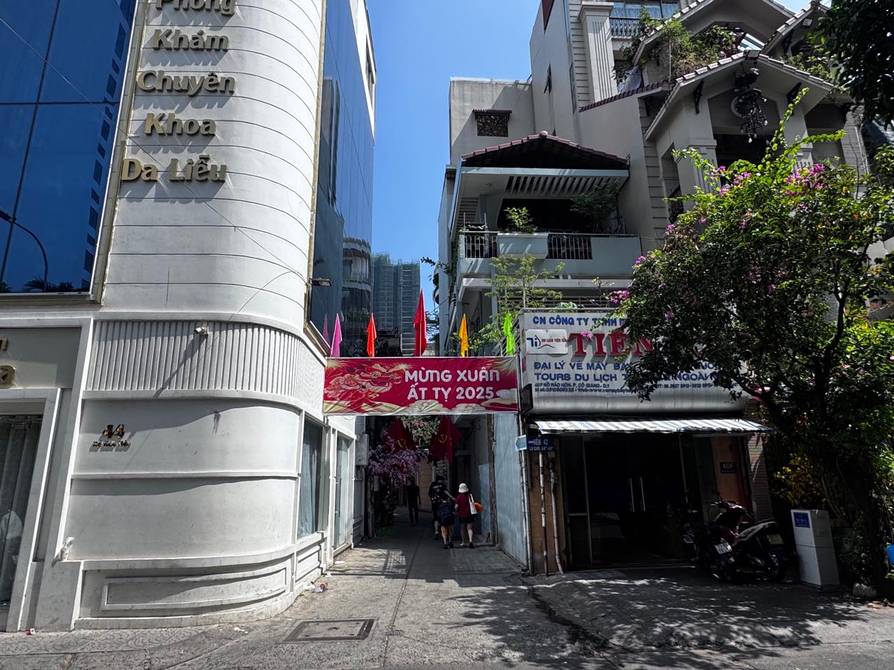 【Ho Chi Minh】ライブラリーをモチーフにした素敵カフェは料理も頑張ろうとしてる？ ~ BIBLI LIBRARY CAFE ...