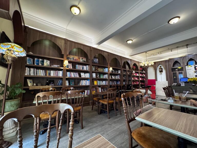 【Ho Chi Minh】ライブラリーをモチーフにした素敵カフェは料理も頑張ろうとしてる？ ~ BIBLI LIBRARY CAFE ...