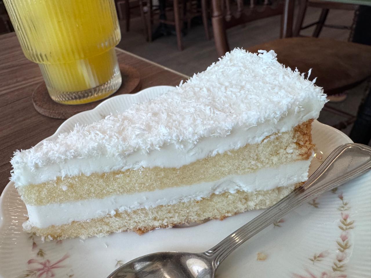 【Ho Chi Minh】ライブラリーをモチーフにした素敵カフェは料理も頑張ろうとしてる？ ~ BIBLI LIBRARY CAFE ...