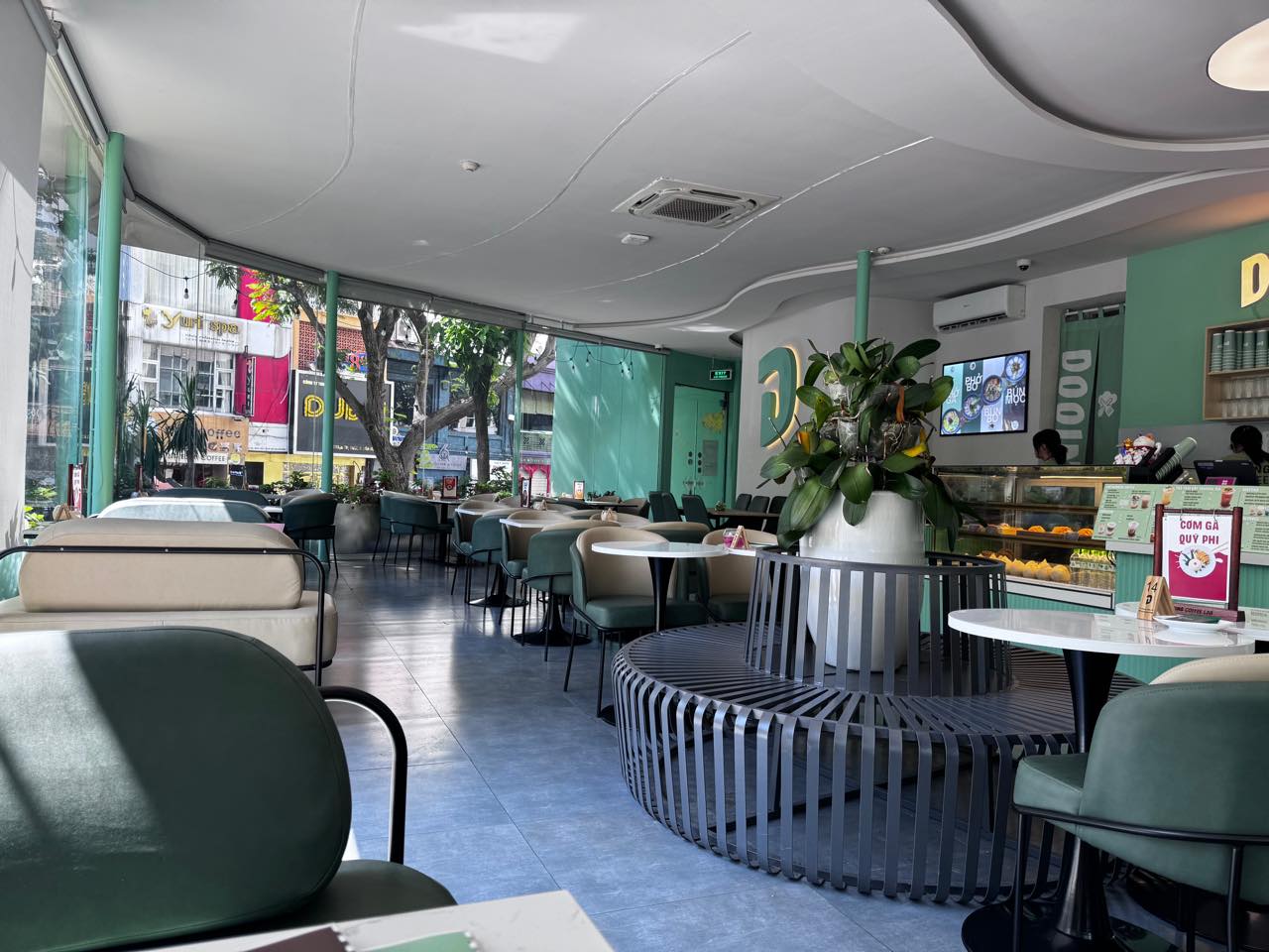 【Ho Chi Minh】街中のビルの狭間に緑のカフェ・食事もちょっと気になるぞ？ ~ Dooing Coffee Lab | フード ...